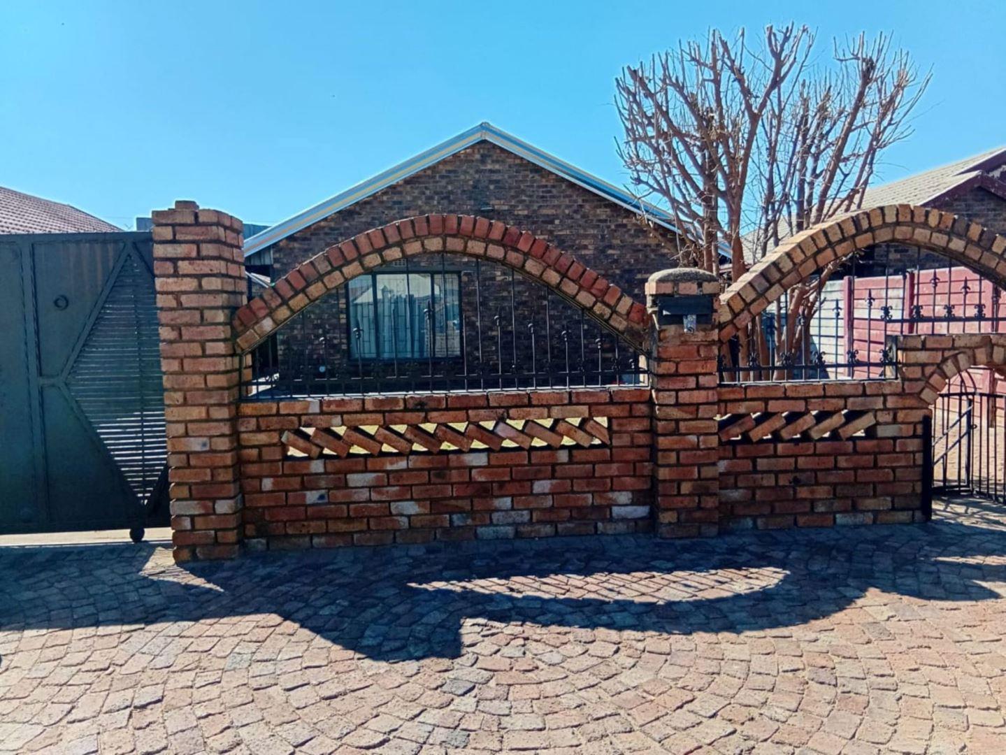 2 Bedroom House for sale in Daveyton - P24-116221303