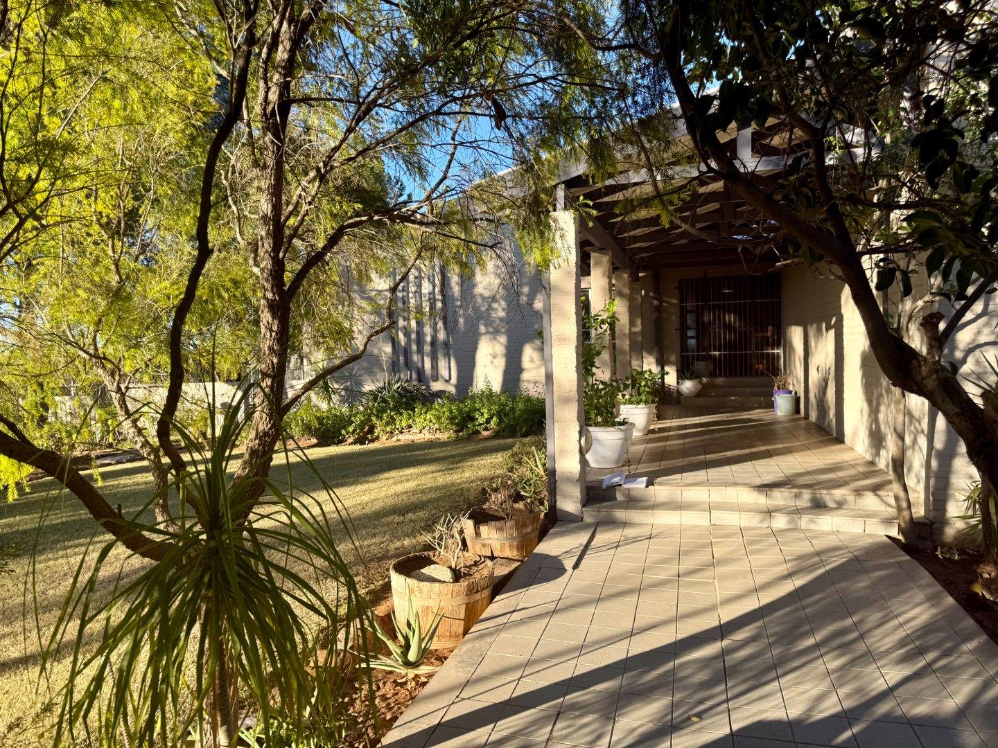 7 Bedroom House for sale in Prieska - P24-116368024