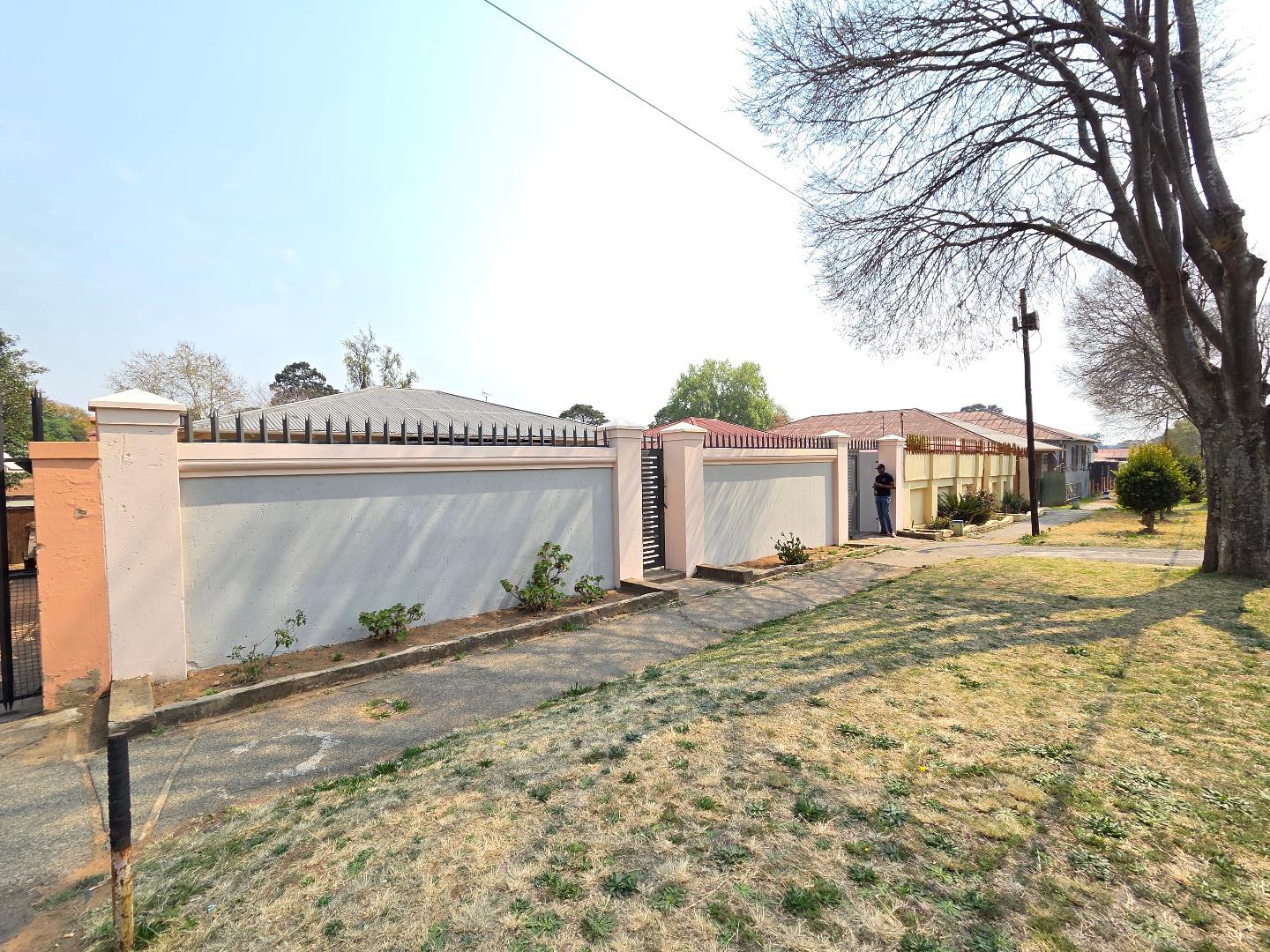 6 Bedroom House for sale in Rosettenville - P24-116368177