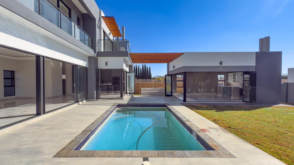 5 Bedroom House for sale in Midstream Heights - P24-116368679