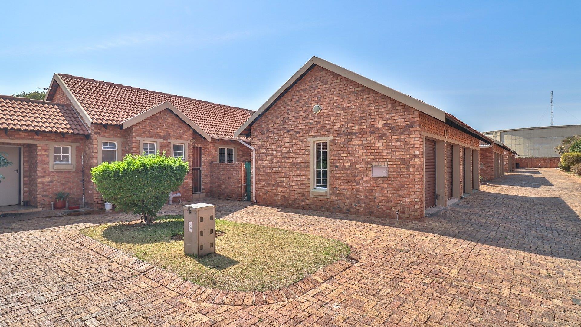 2 Bedroom Townhouse for sale in Amberfield - P24-116324584