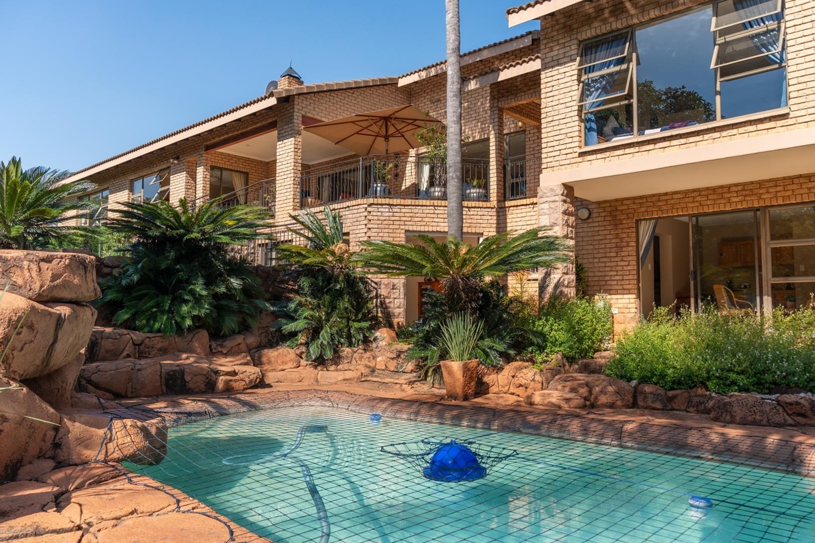 4 Bedroom House for sale in Mooikloof Equestrian Estate - P24-115984531