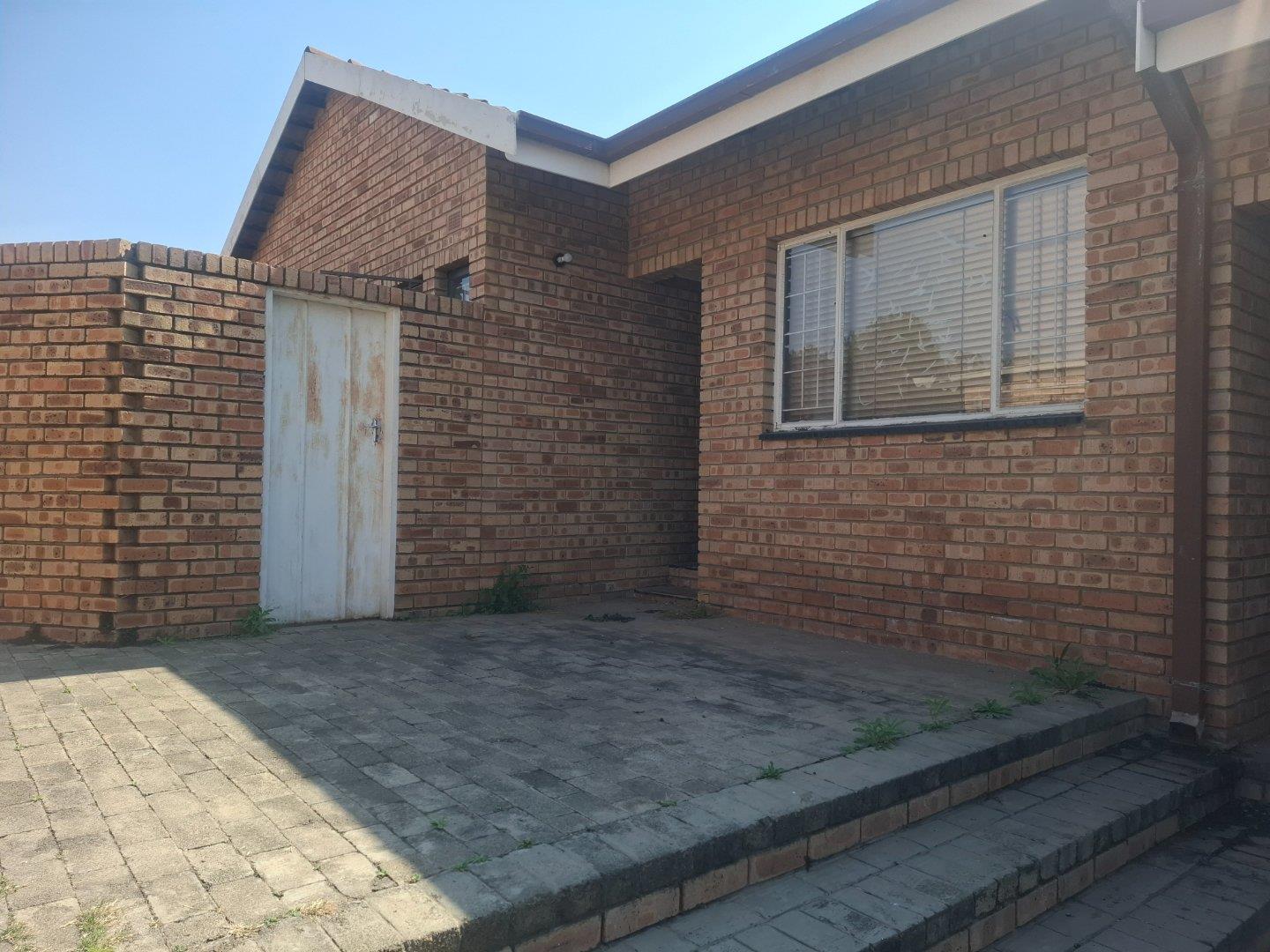 Townhouses for sale in Kroonstad : Kroonstad Property : Property24.com