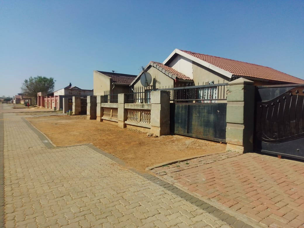 3 Bedroom House for sale in Daveyton - P24-116376217