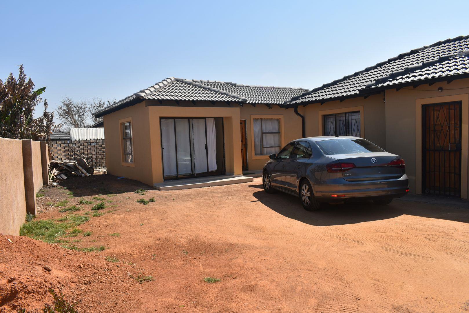 5 Bedroom House for sale in Nkwe Country Estate - P24-116376657