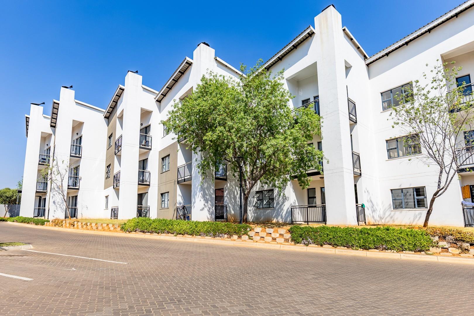 2 Bedroom Townhouse for sale in Elarduspark - P24-116324529