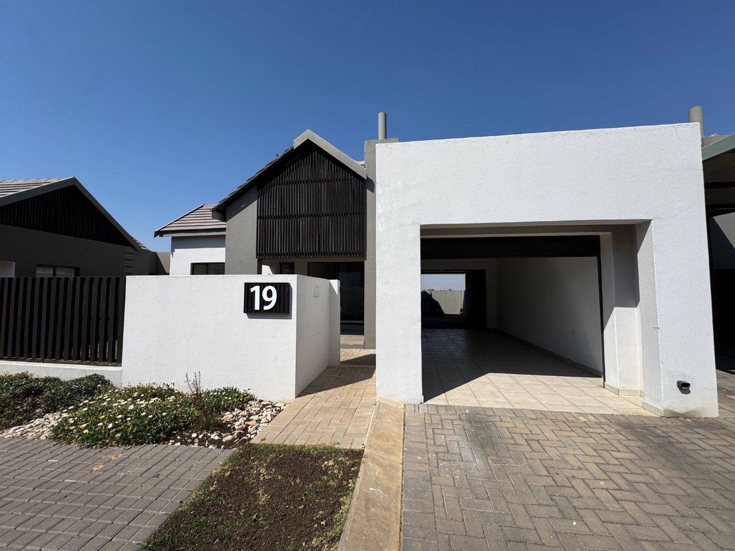 2 Bedroom Townhouse for sale in Glen Erasmia - P24-116373026