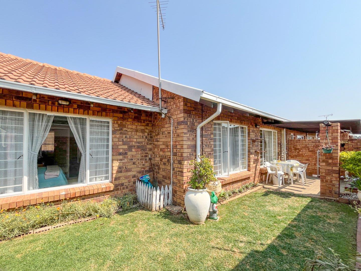 3 Bedroom Townhouse for sale in Witfield - P24-116384204