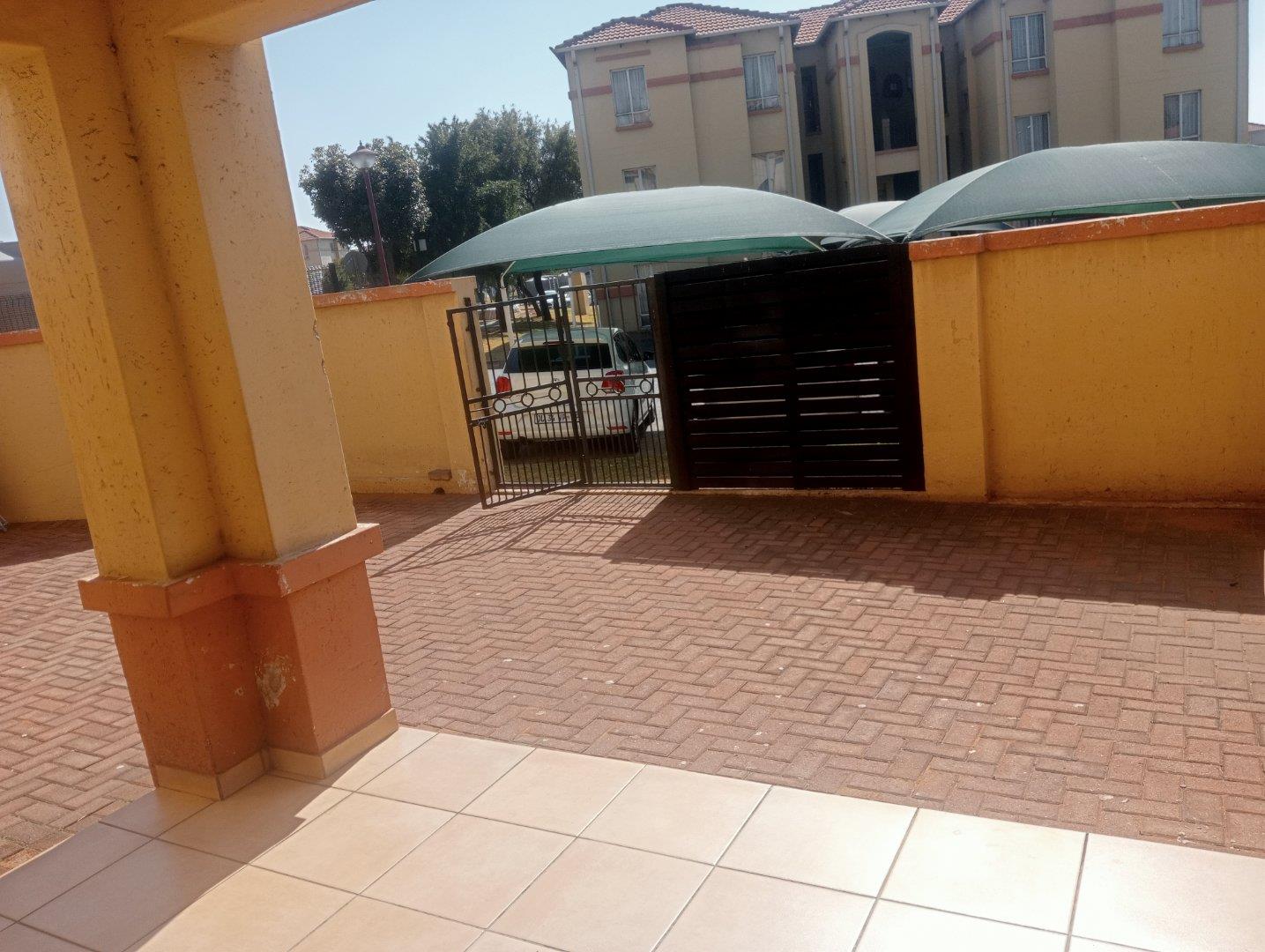 3 Bedroom Townhouse for sale in Ormonde View - P24-116387810