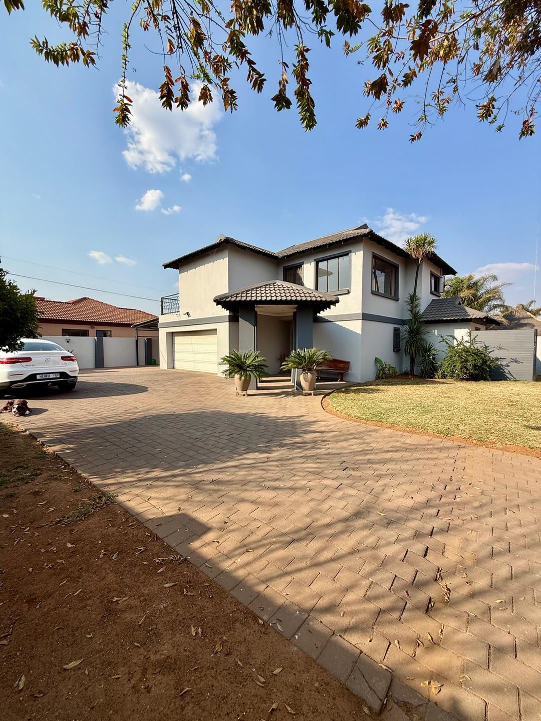 3 Bedroom House for sale in Vanderbijlpark SE 8 - P24-116389345