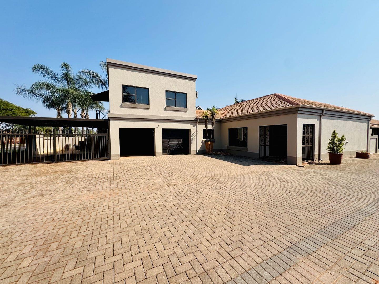 4 Bedroom House for sale in Annlin - P24-116390990