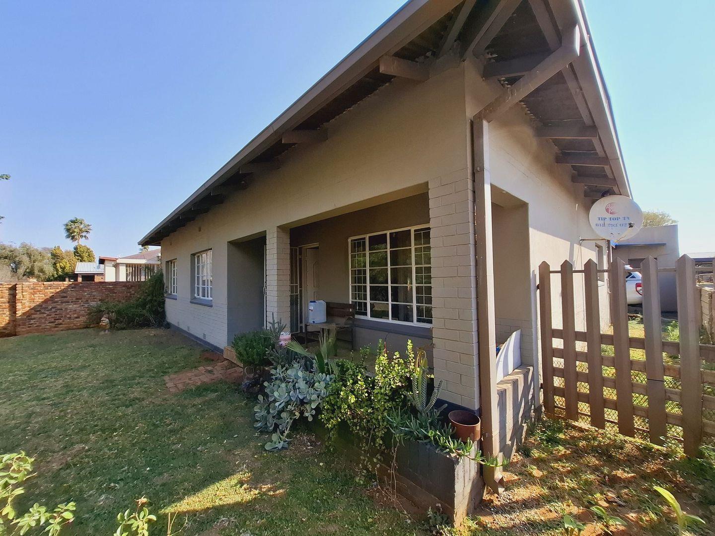3 Bedroom House for sale in Potchefstroom Central - P24-116391004