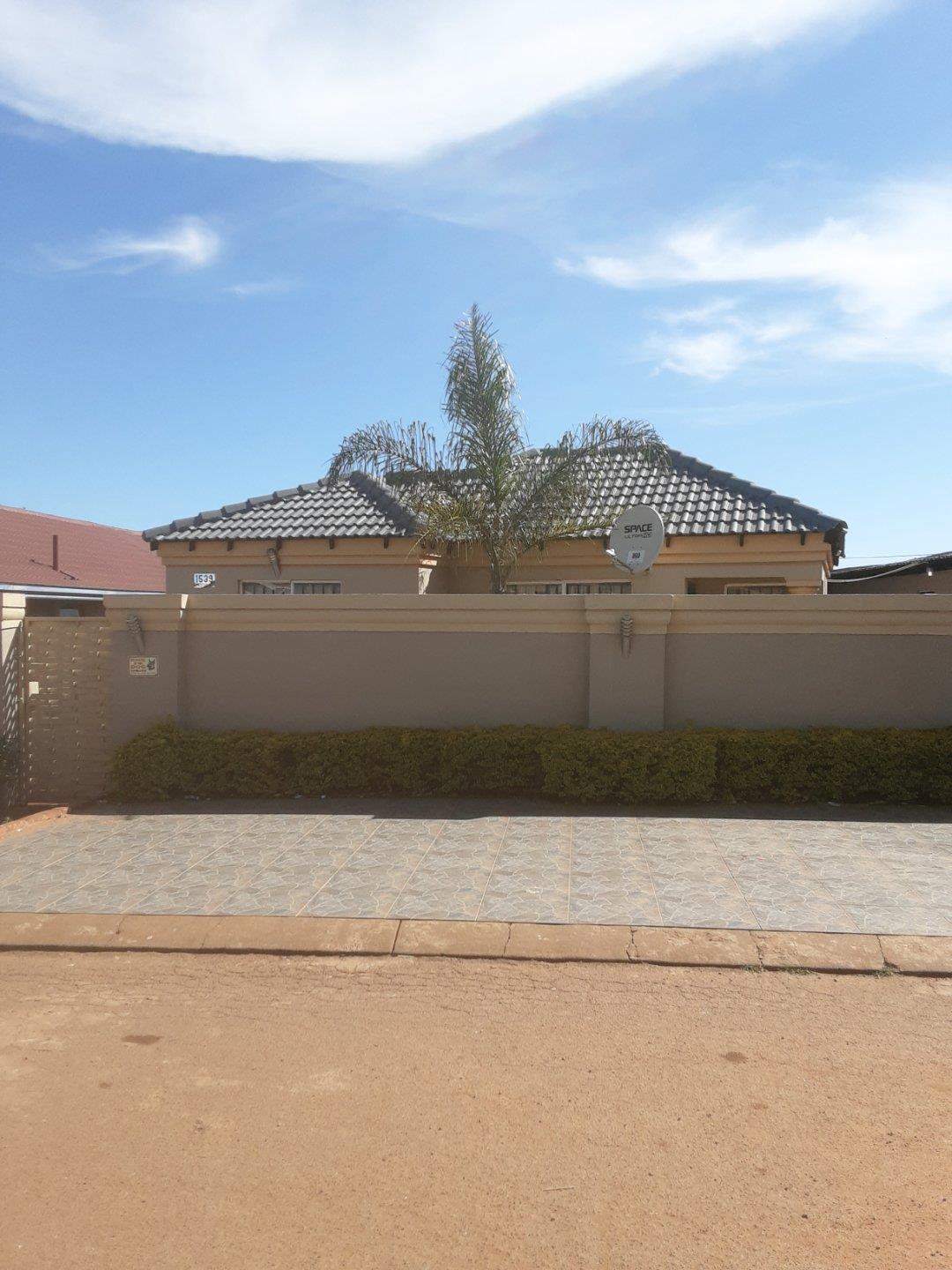 3 Bedroom House for sale in Vosloorus Ext 2 - P24-116395745