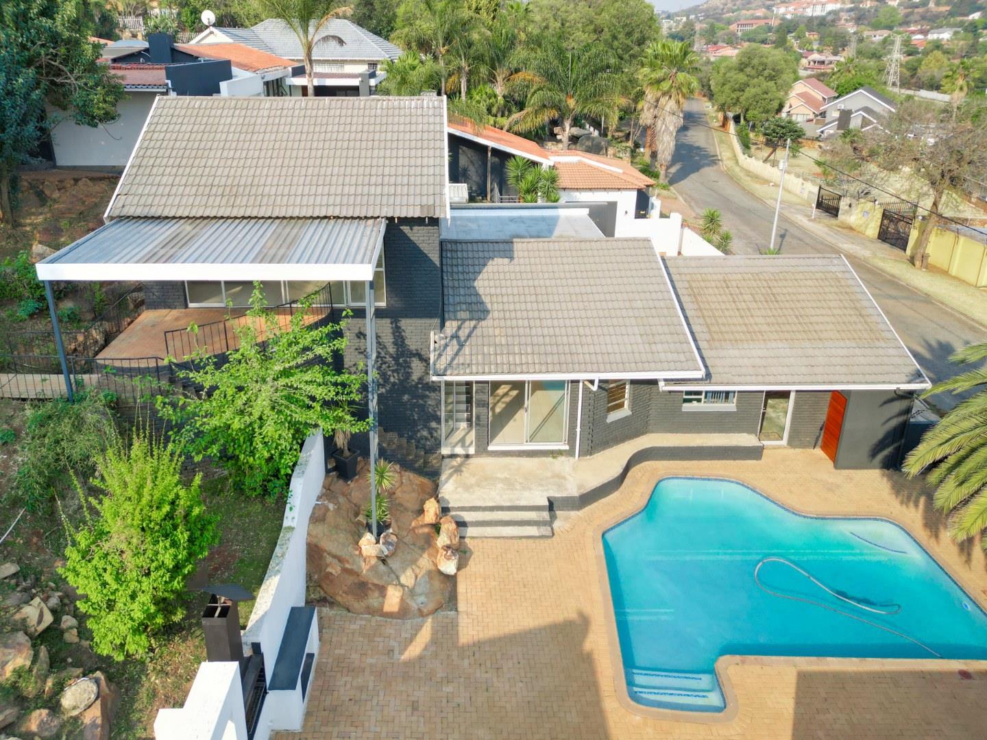 6 Bedroom House for sale in Mondeor - P24-116396390