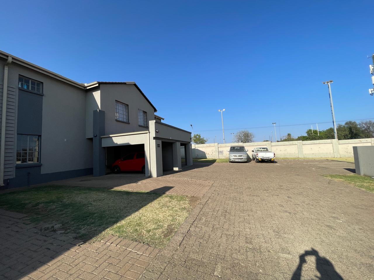 3 Bedroom Apartment / flat for sale in Witbank Ext 10 - P24-116401766