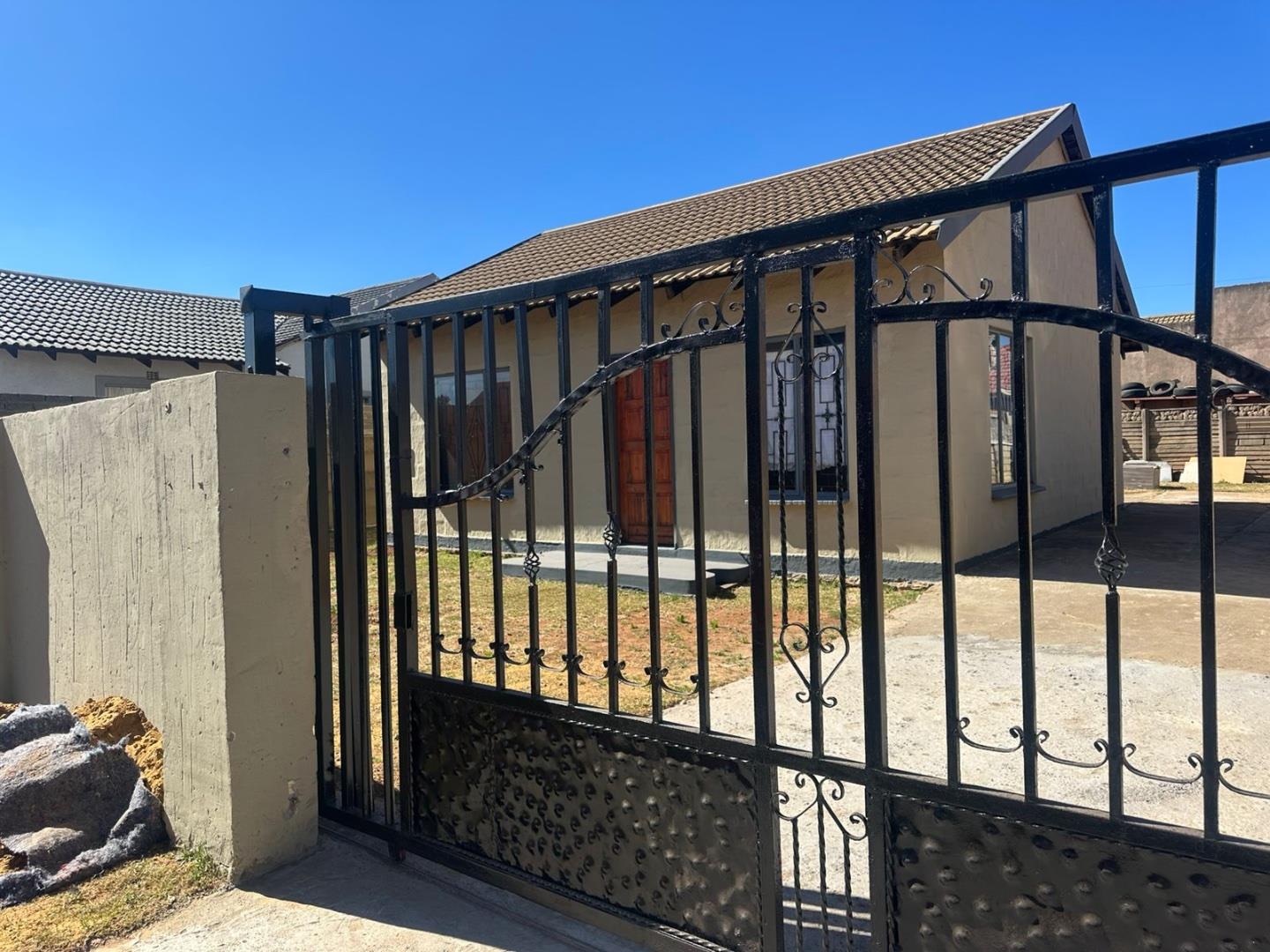 2 Bedroom House for sale in Sebokeng Zone 17 - P24-116403268