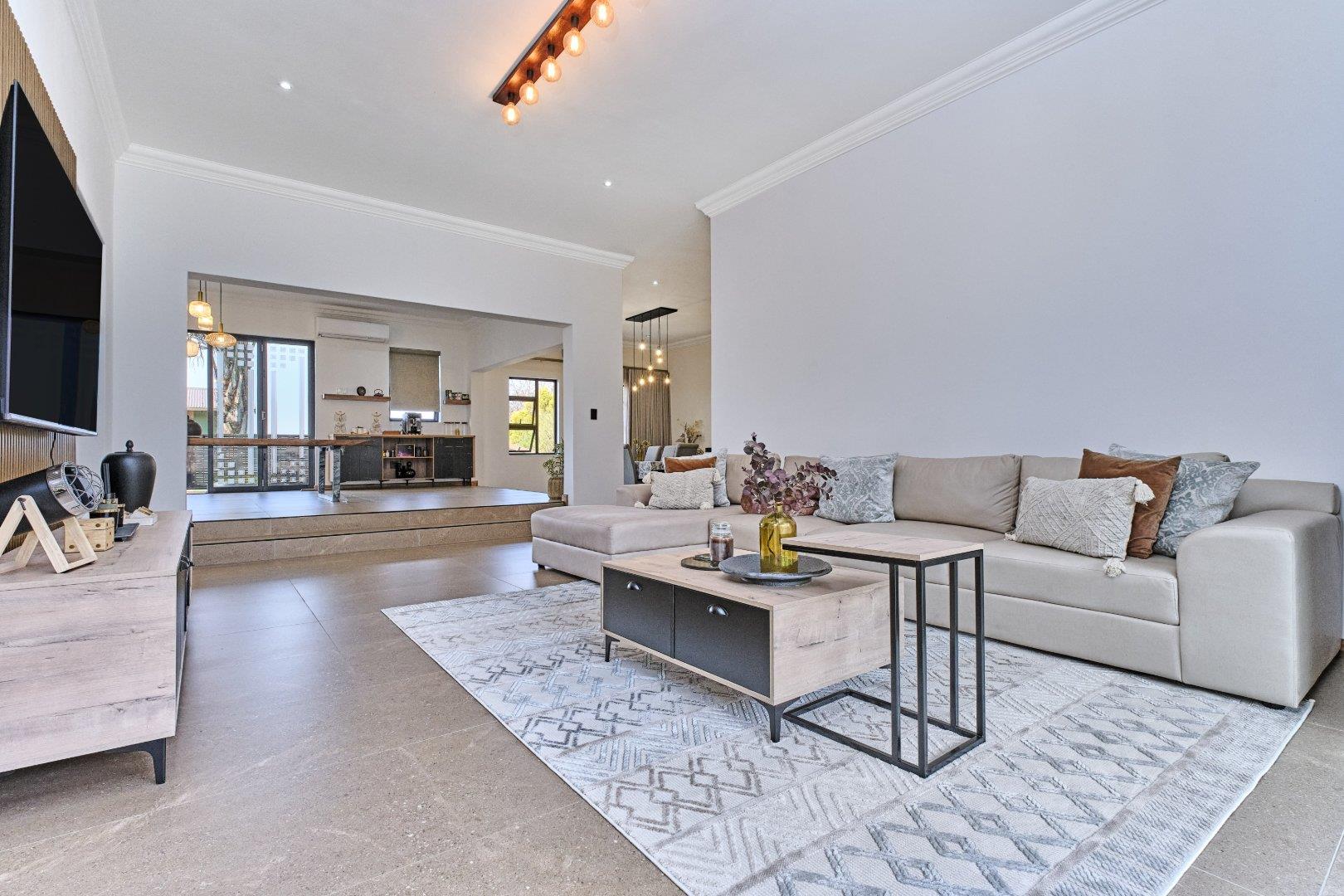 5 Bedroom House for sale in Featherbrooke Estate - P24-116404310