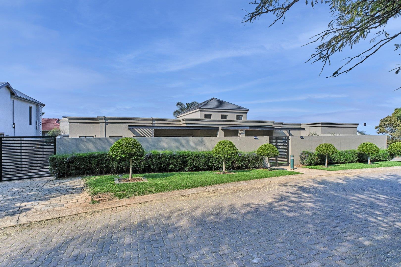 5 Bedroom House for sale in Featherbrooke Estate - P24-116404310