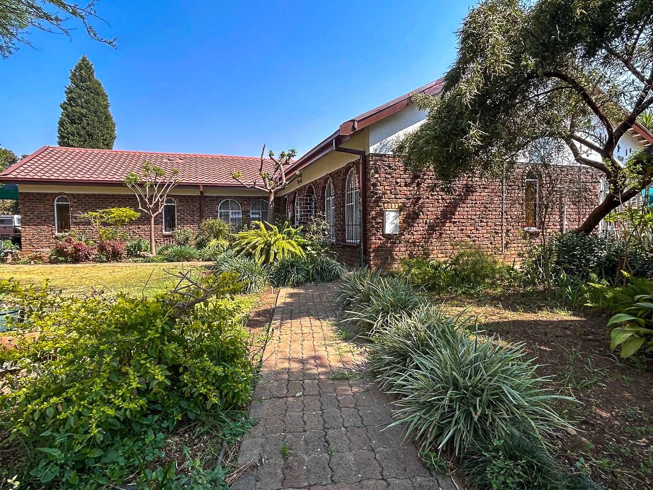 3 Bedroom House for sale in Potchefstroom Central - P24-116405004