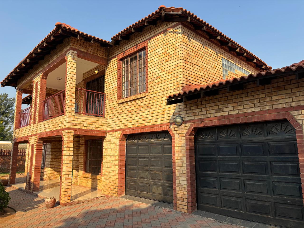 4 Bedroom House for sale in Mmabatho Unit 6 - P24-116406539