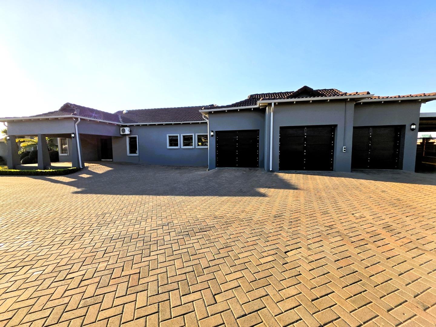5 Bedroom House for sale in Parkrand - P24-116322109