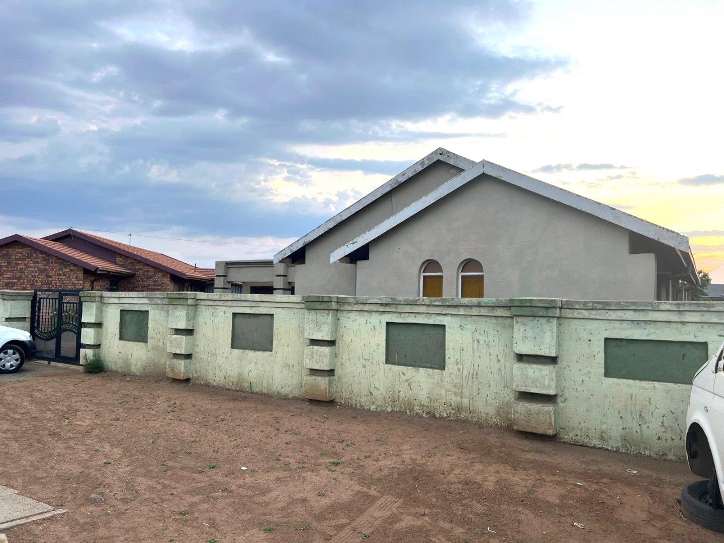 3 Bedroom House for sale in Sebokeng Zone 17 - P24-116408998