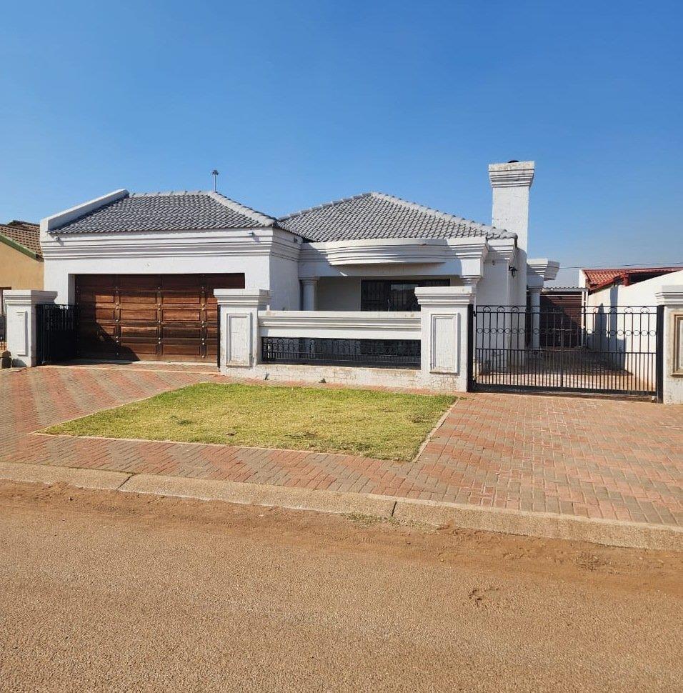 4 Bedroom House for sale in Sebokeng Zone 10 - P24-116411485