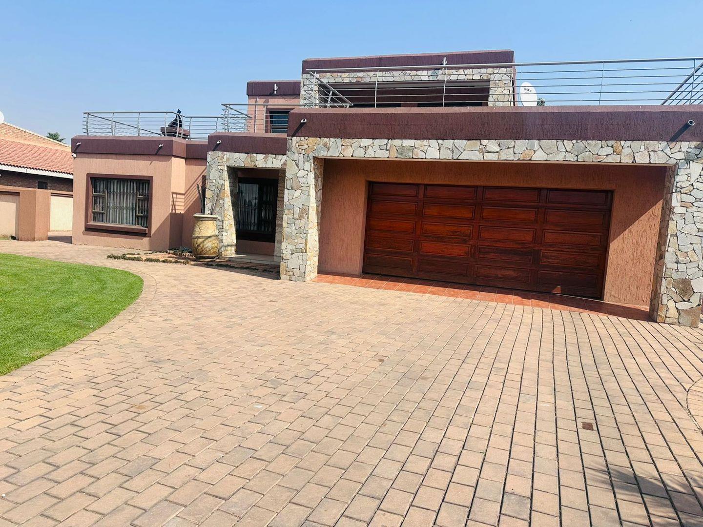 3 Bedroom House for sale in Vanderbijlpark SE 4 - P24-116414576