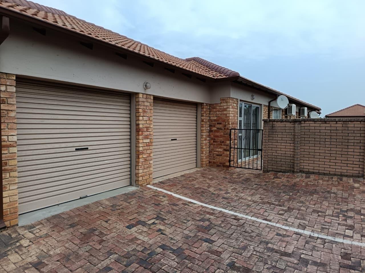 2 Bedroom Townhouse for sale in Kosmosdal - P24-116415480