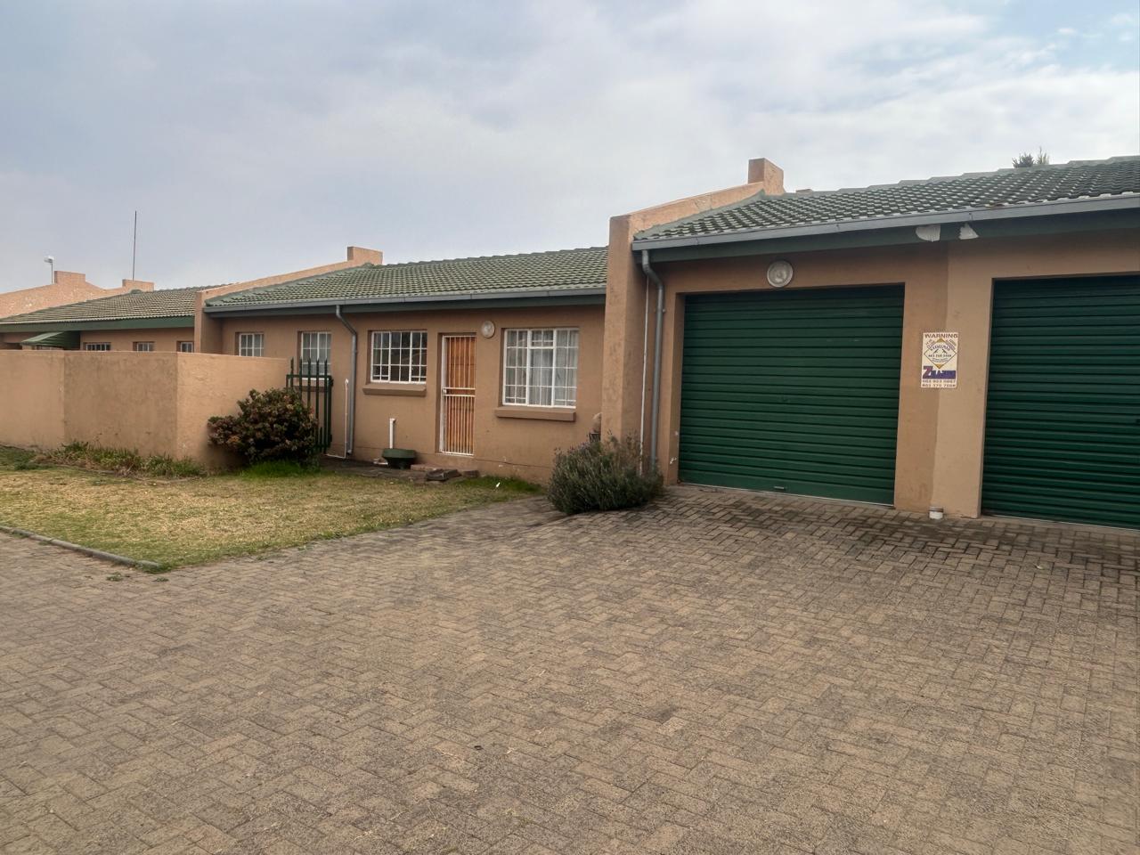 2 Bedroom Townhouse for sale in Standerton Central - P24-116417131