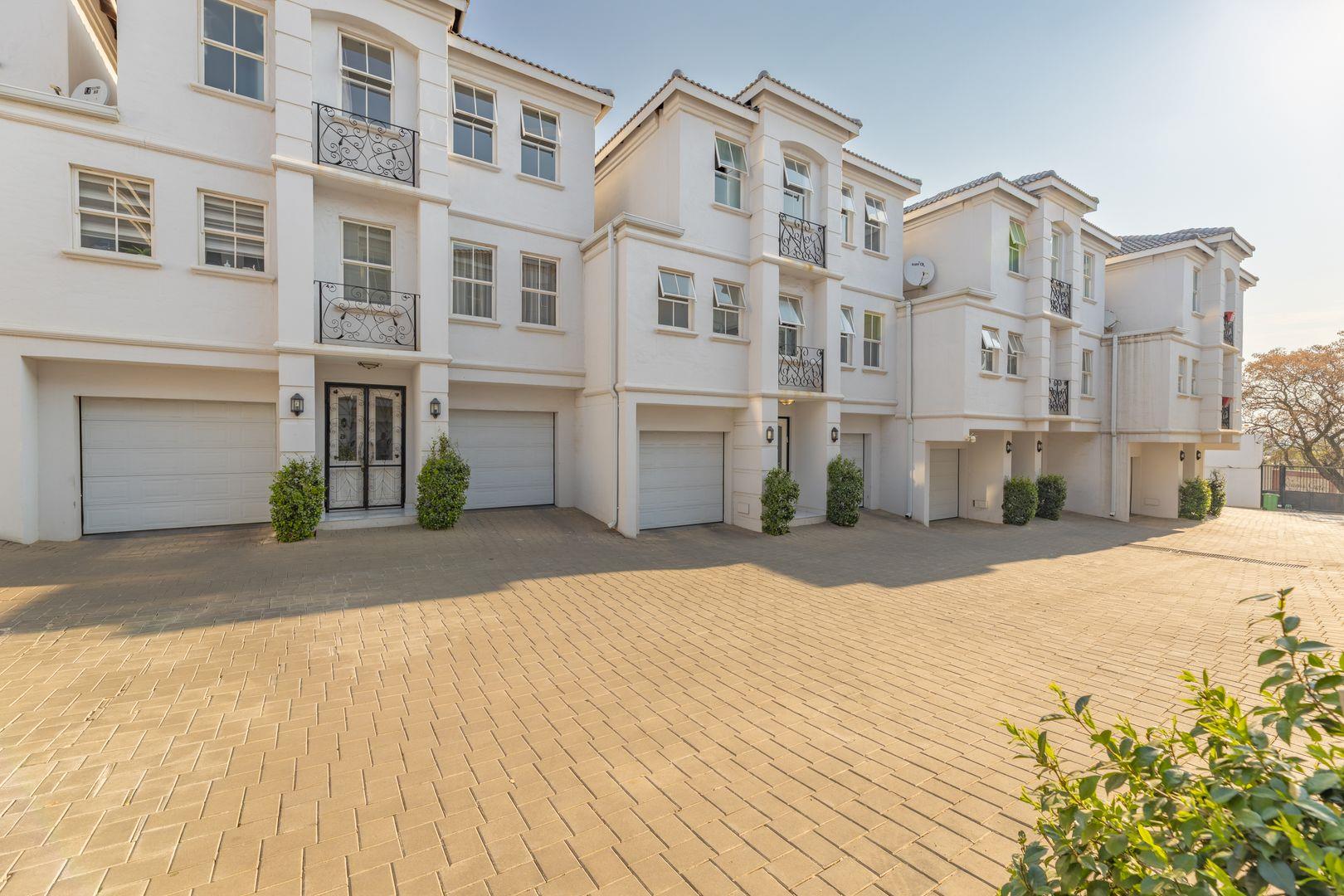 3 Bedroom Townhouse for sale in Bryanston - P24-116419418