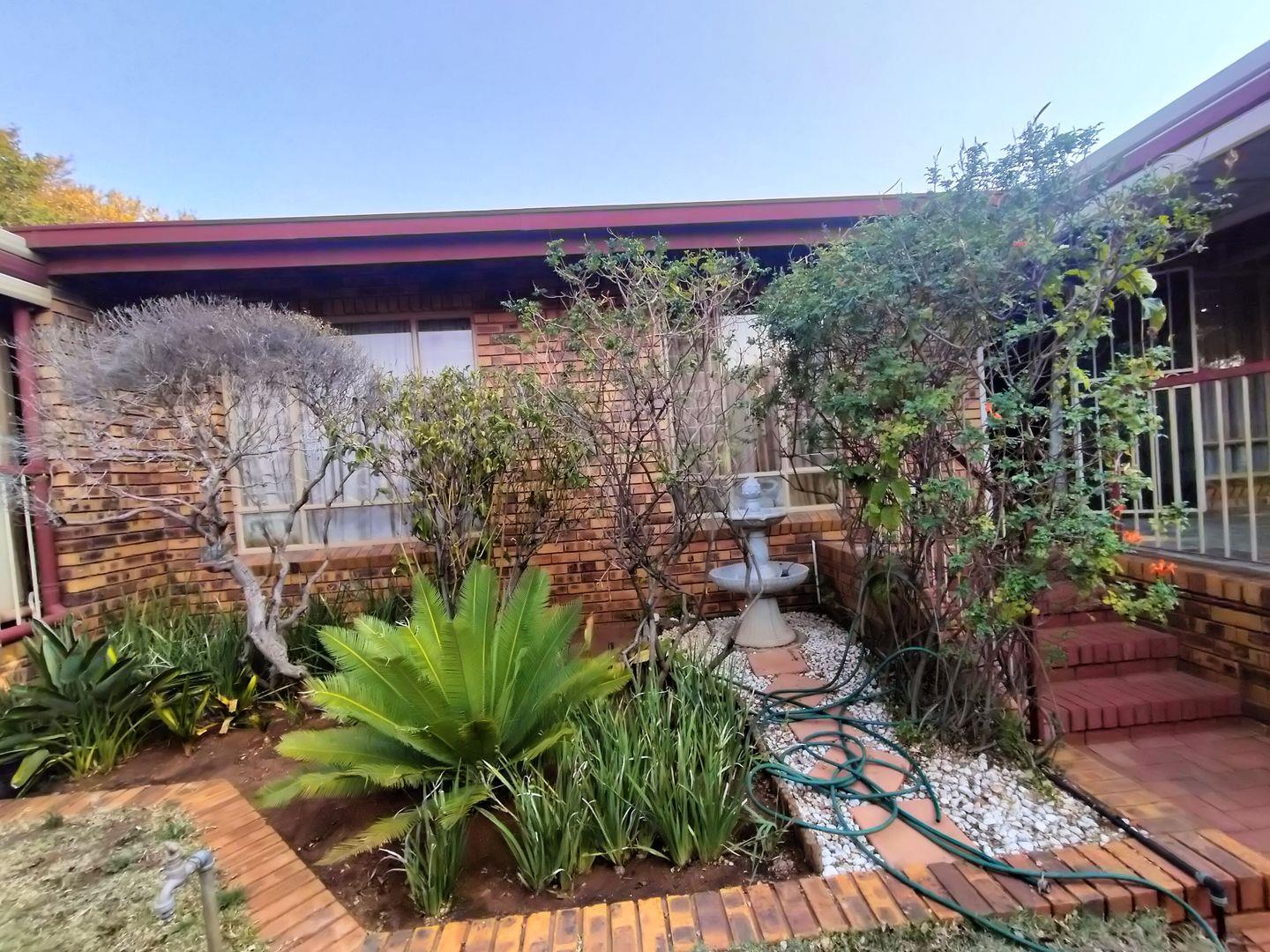 2 Bedroom House for sale in Amandasig - P24-116425219