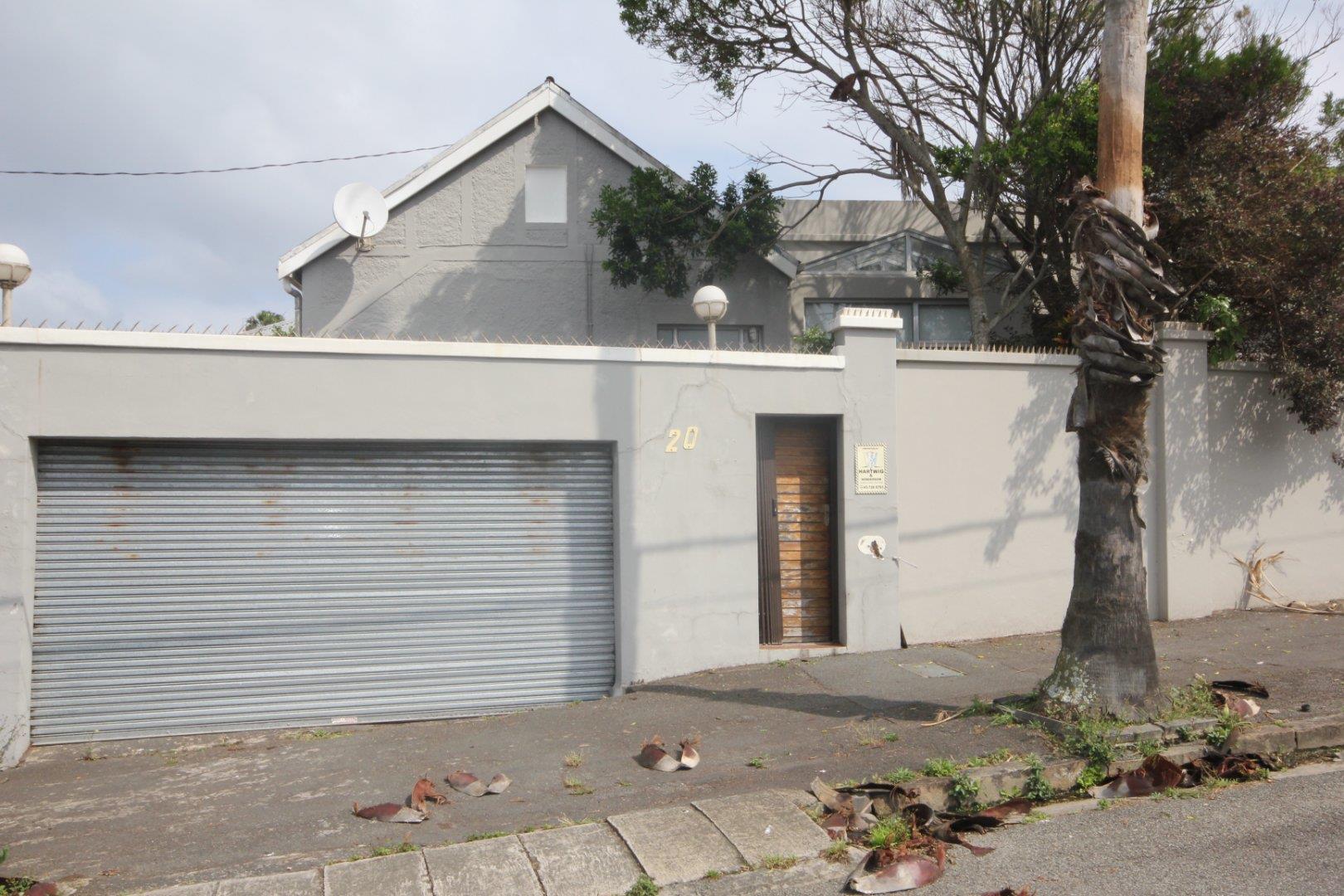 3 Bedroom House for sale in Quigney - P24-116426105