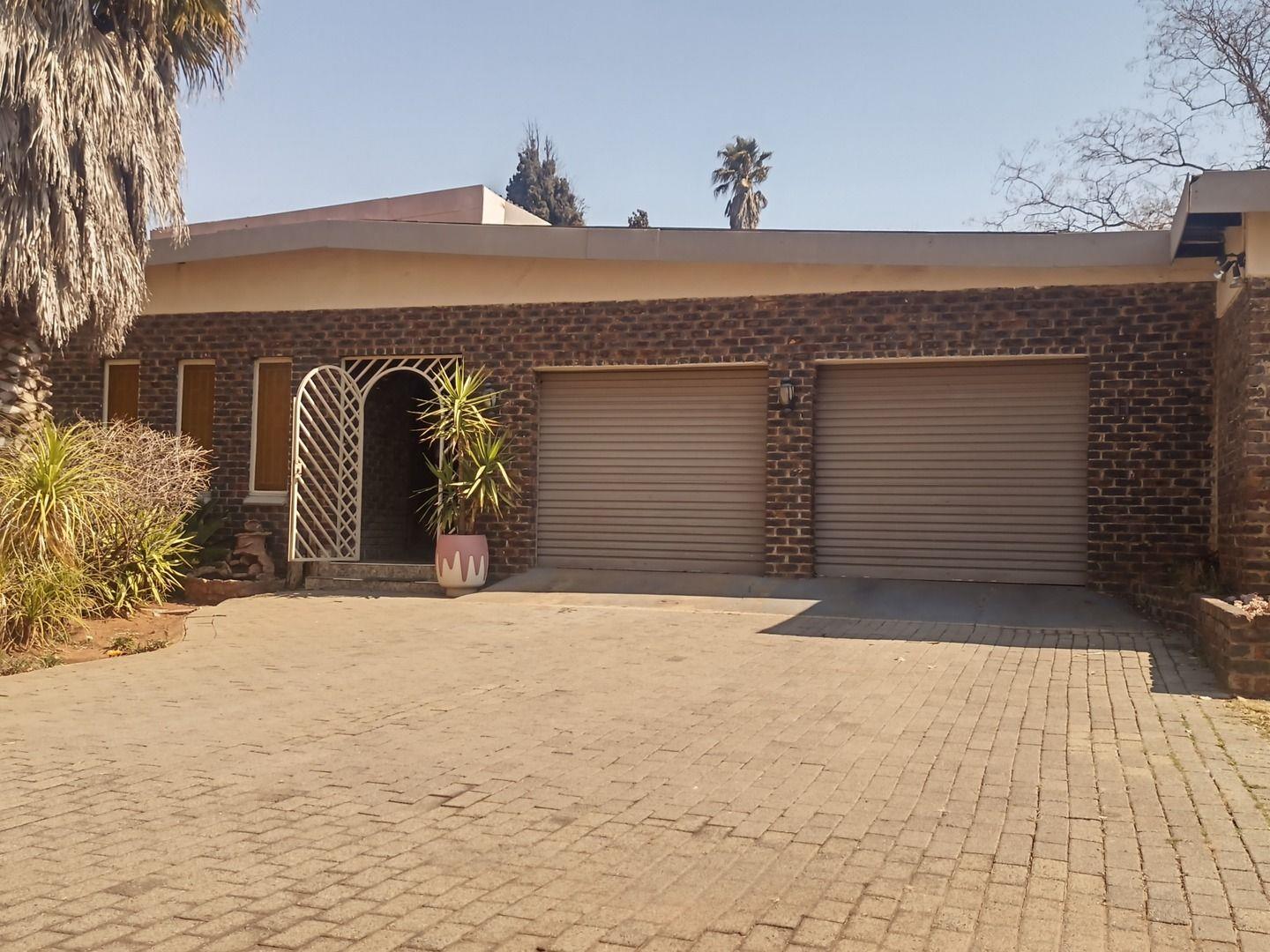 4 Bedroom House for sale in Presidents Dam - P24-116427620