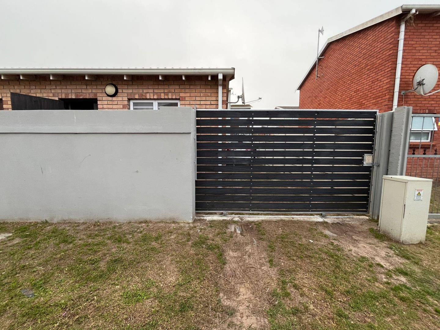 2 Bedroom House for sale in Walmer Link - P24-116428186