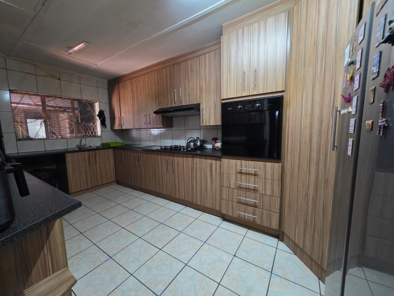 5 Bedroom House for sale in Vanderbijlpark CW 5 - P24-116432861