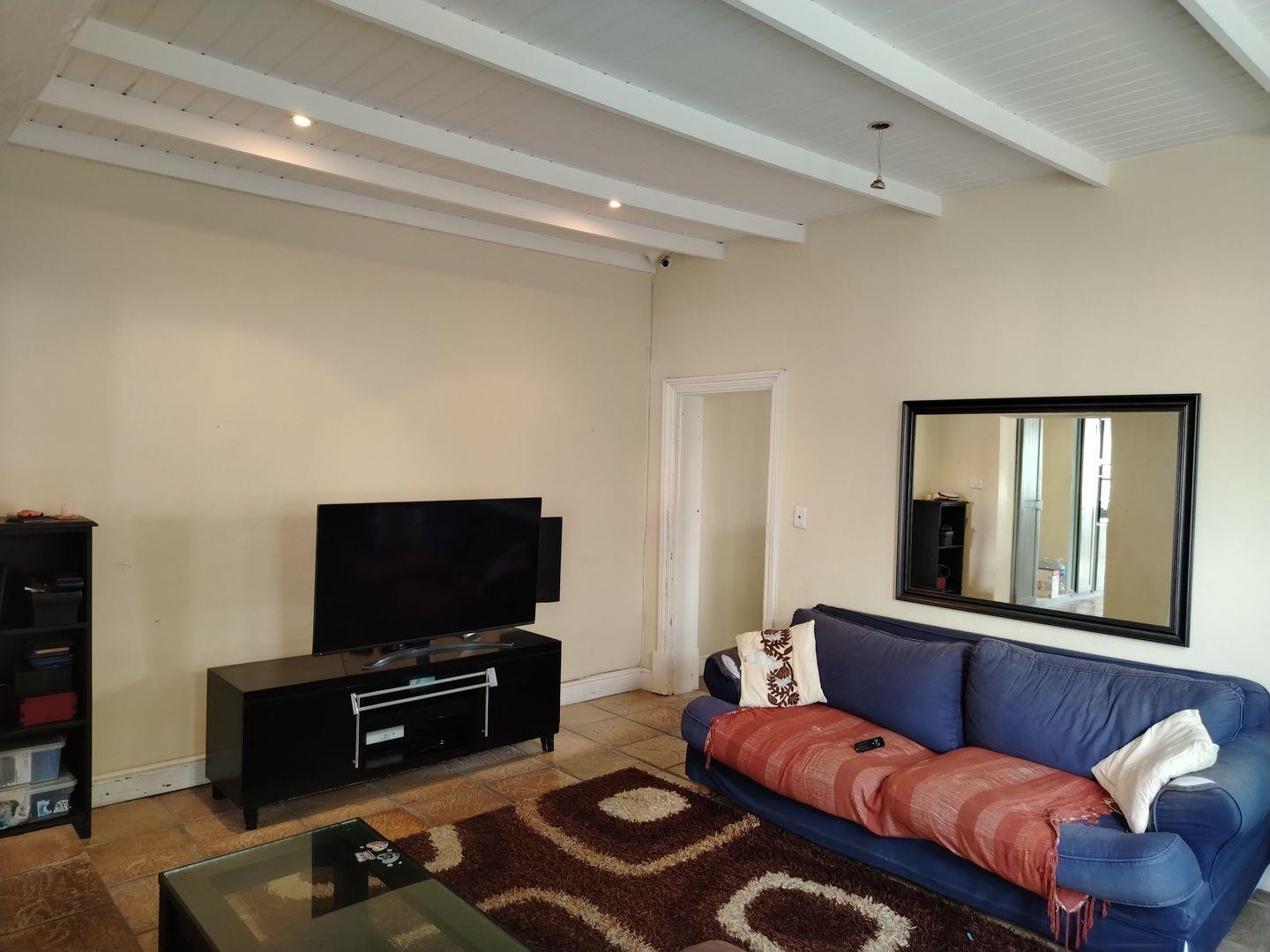 2 Bedroom House for sale in Quigney - P24-116434563