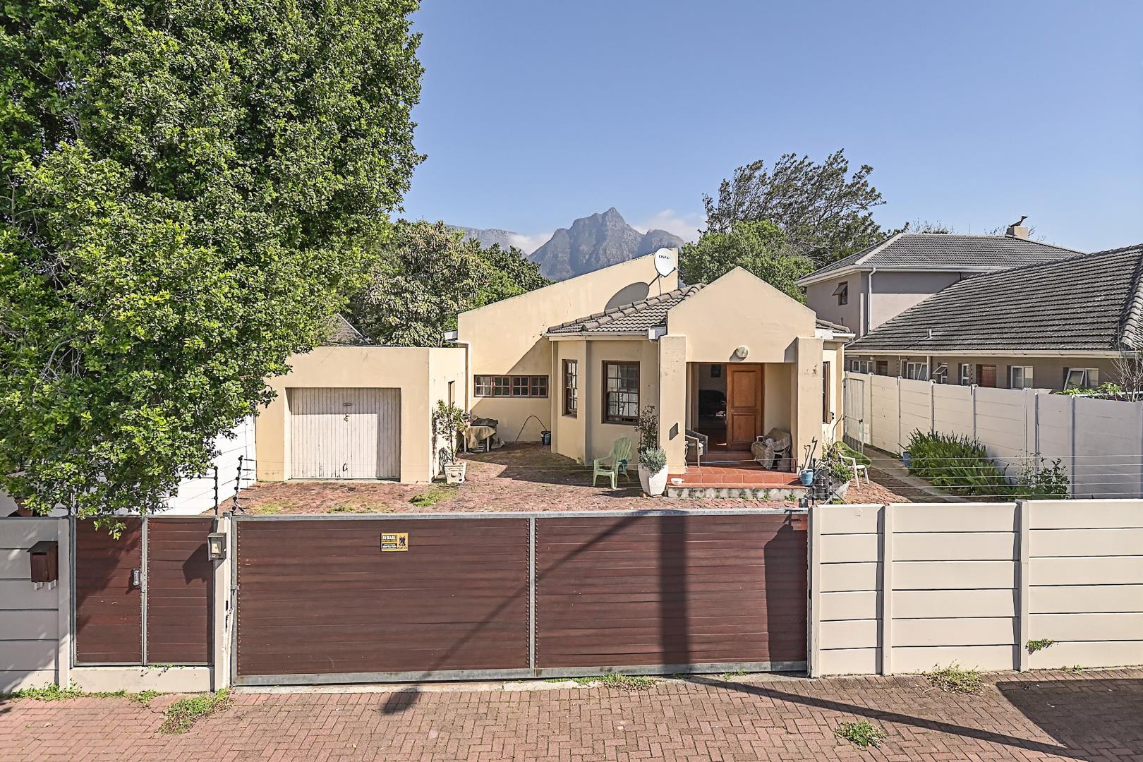 5 Bedroom House for sale in Rondebosch - P24-116435157