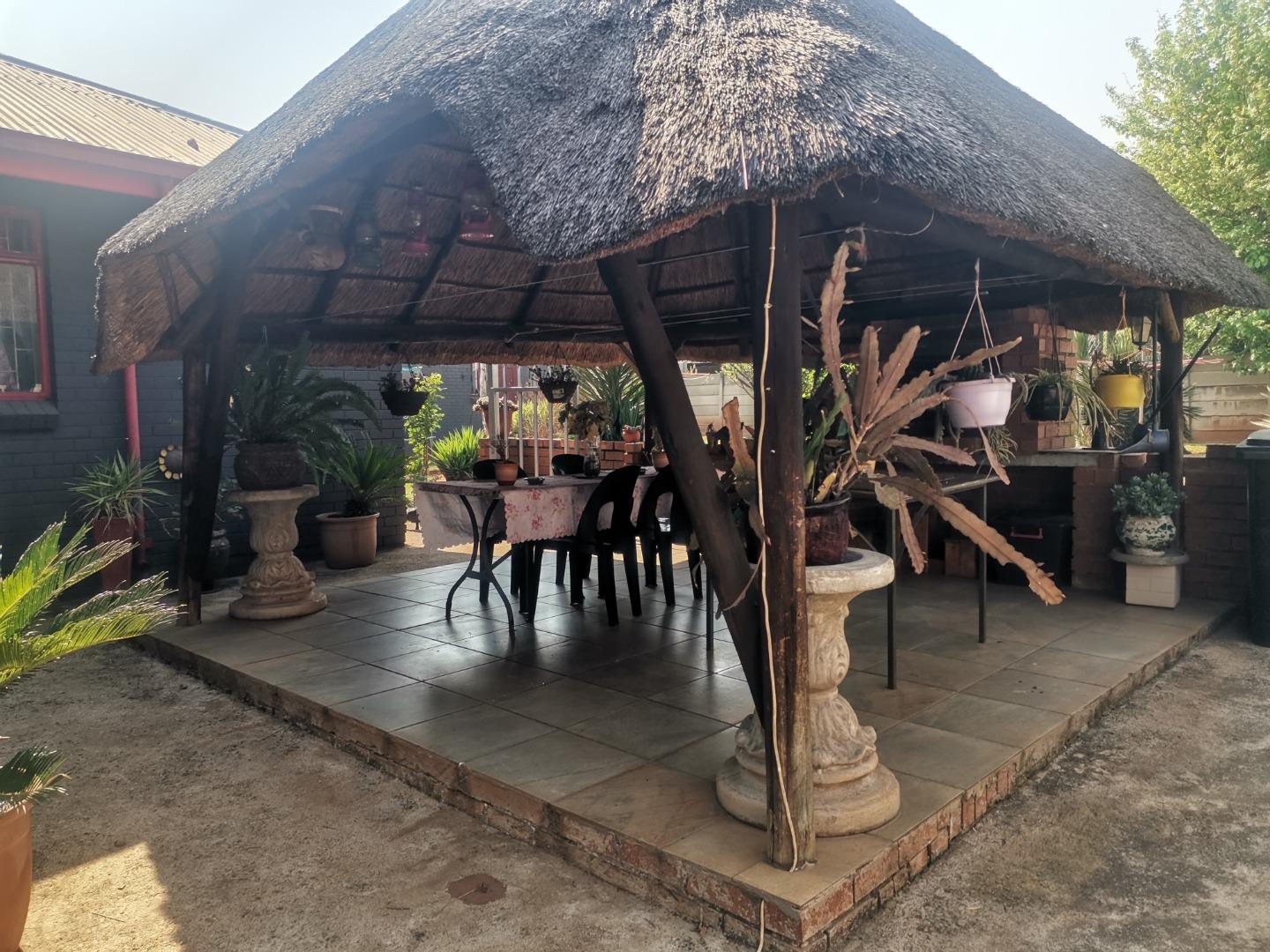 3 Bedroom House for sale in Selection Park - P24-116436542