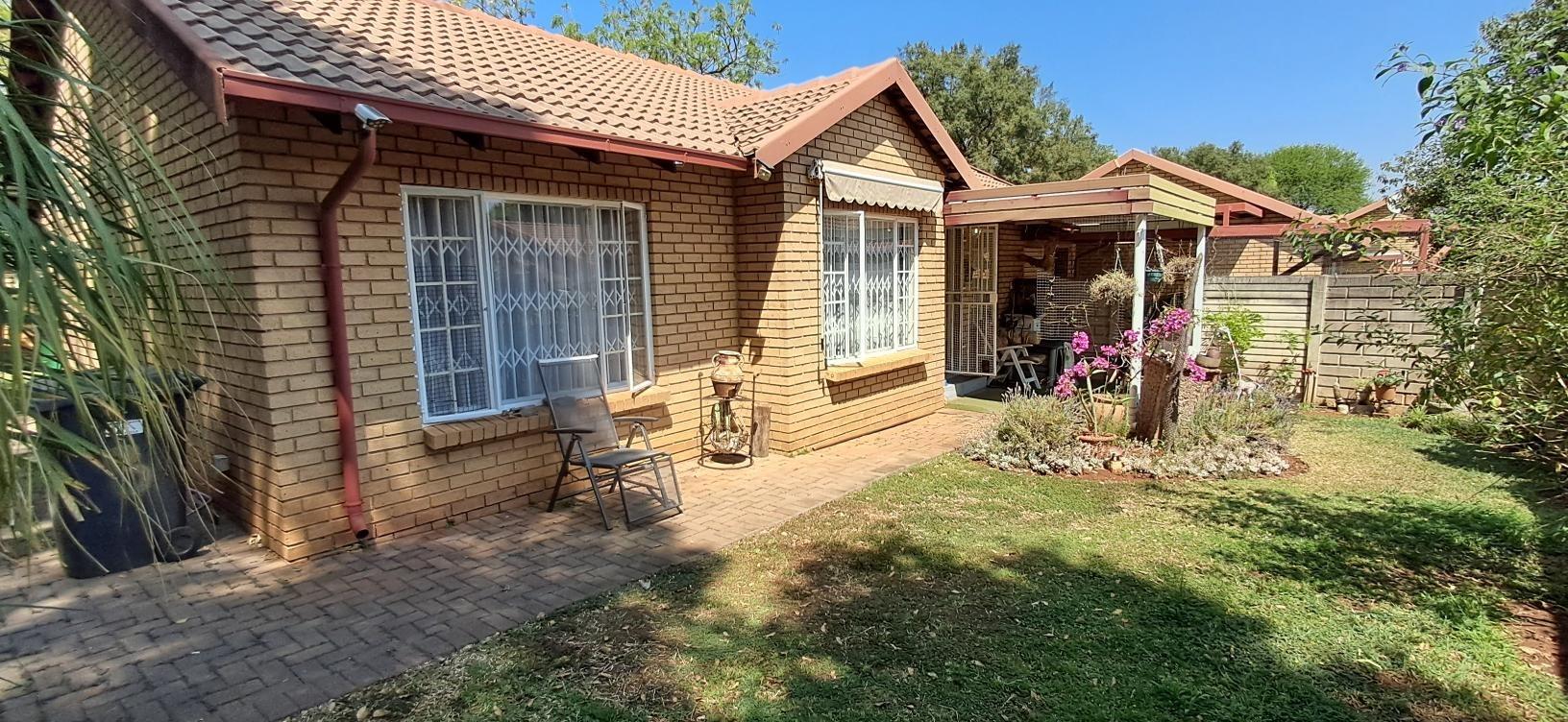 3 Bedroom Townhouse for sale in Die Wilgers - P24-116437588
