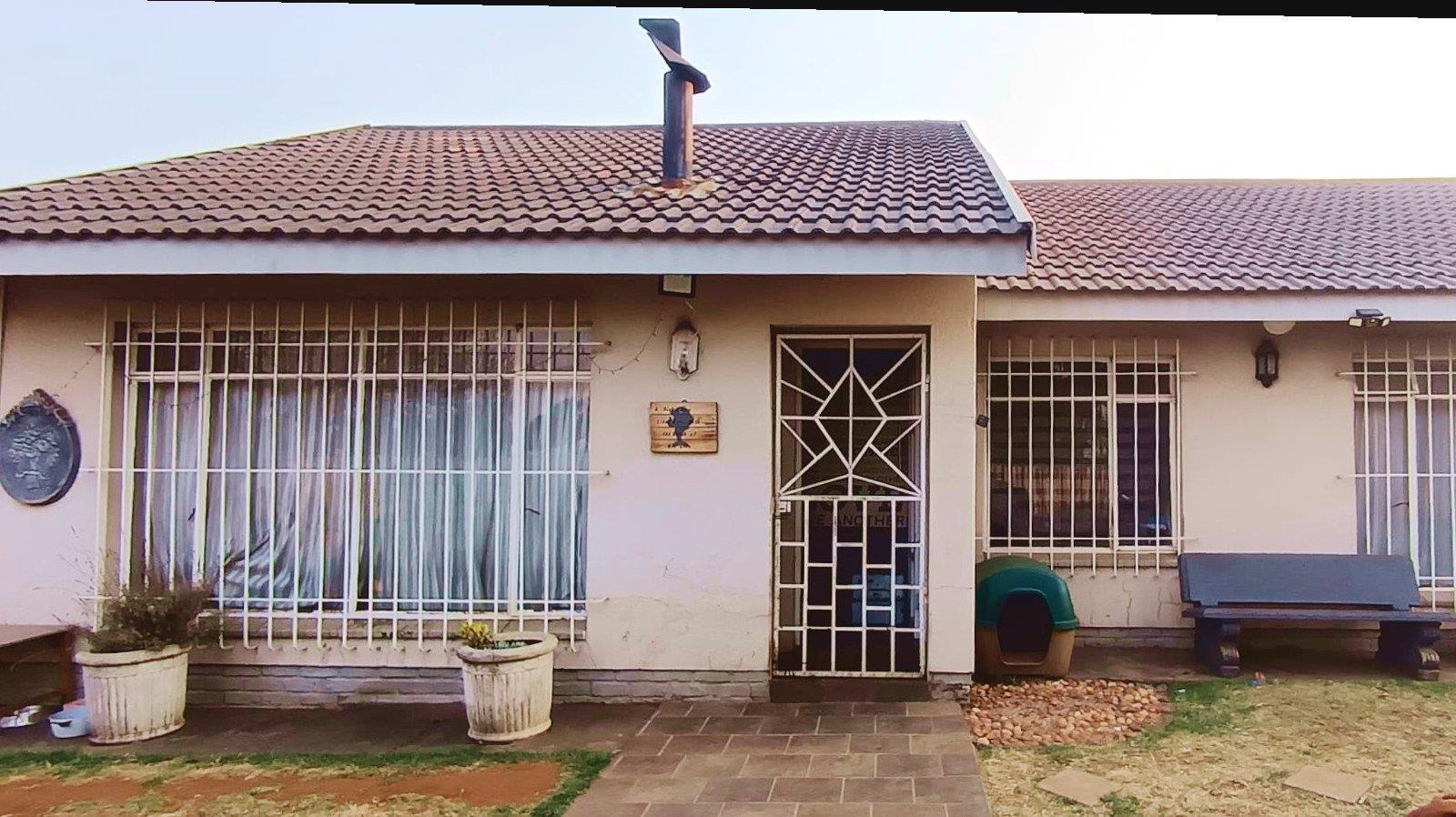 4 Bedroom House for sale in Meyerton South - P24-116439667