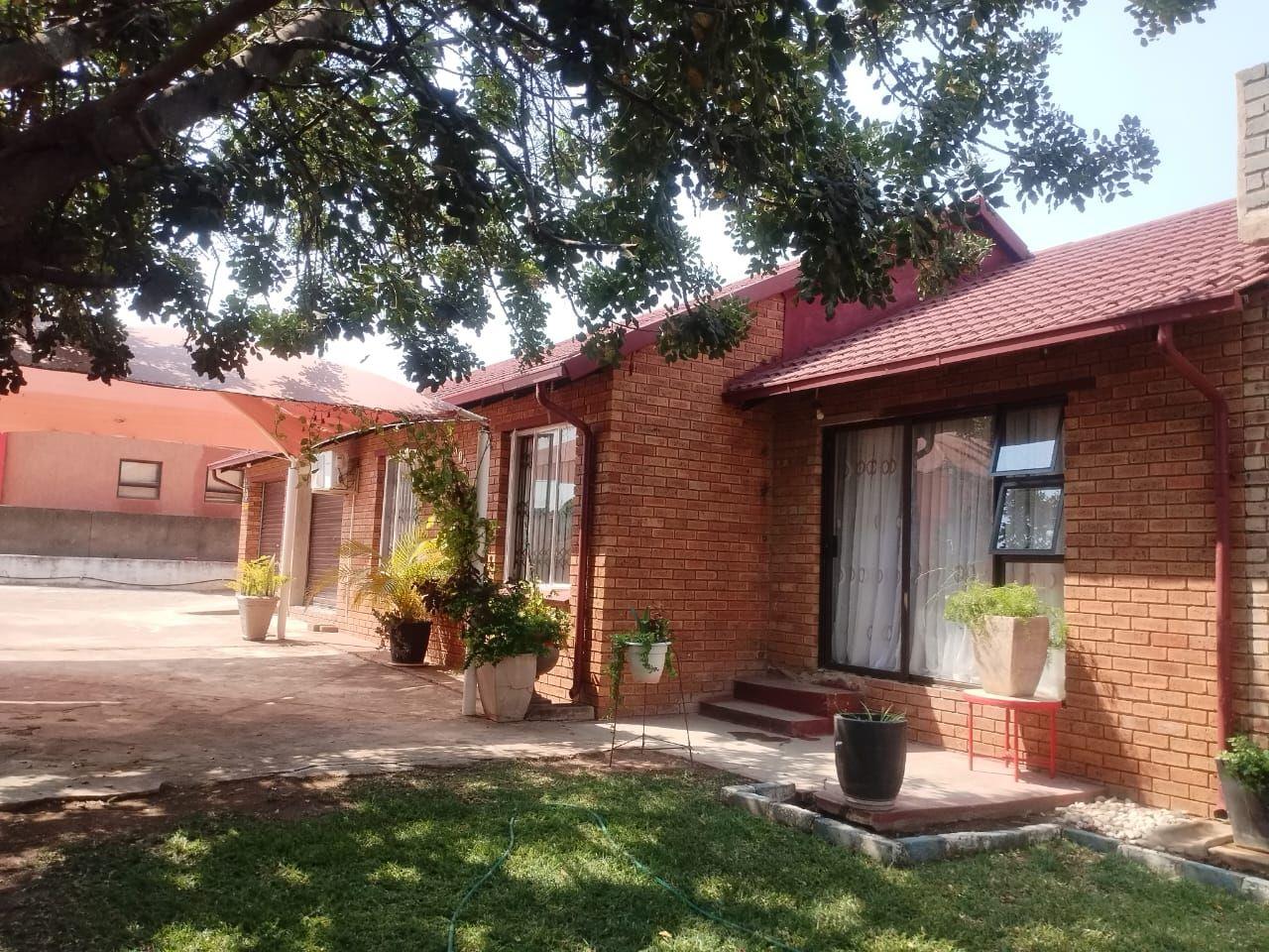 5 Bedroom House for sale in Mogwase - P24-116439826
