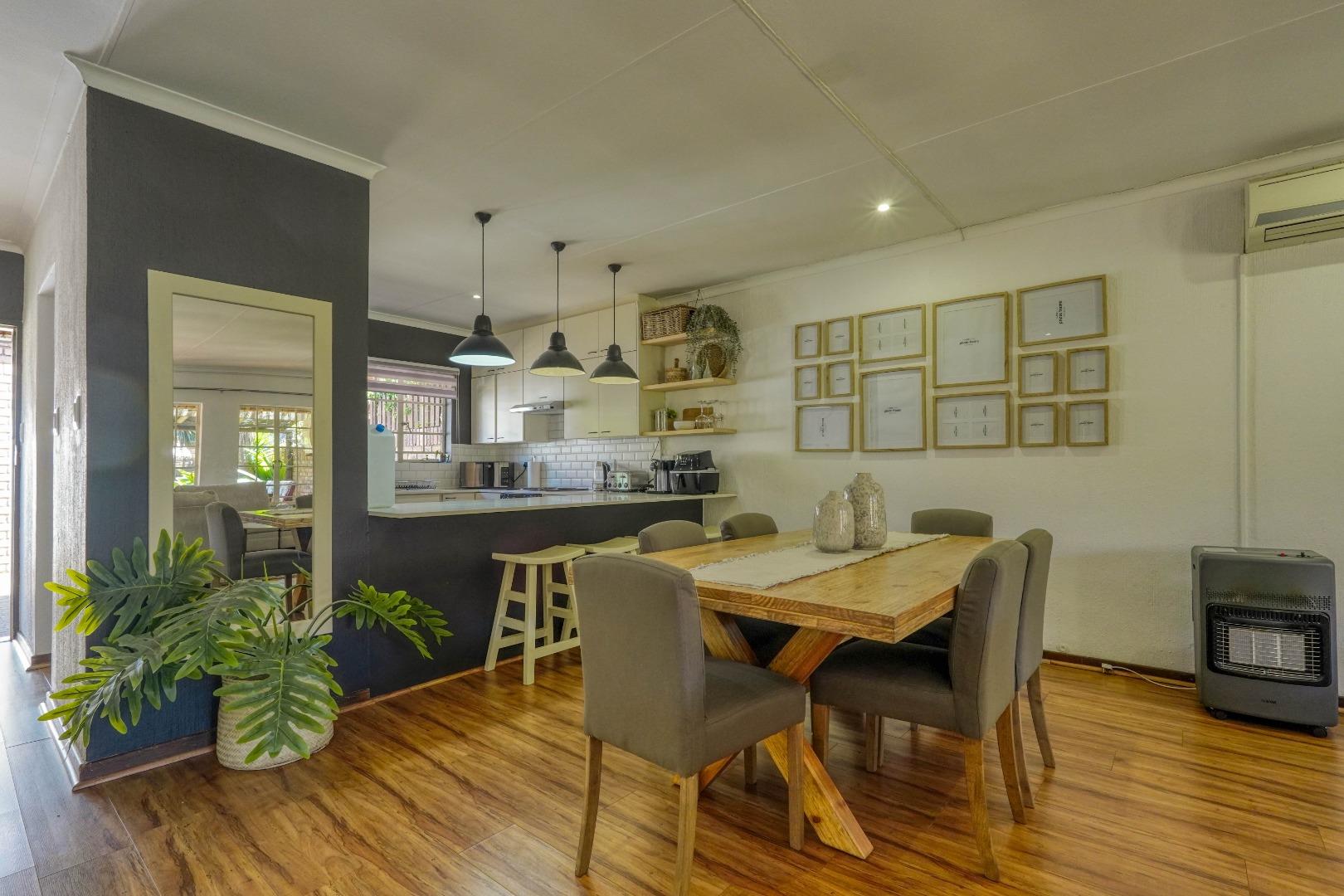 2 Bedroom Townhouse for sale in Wierda Park - P24-116446400