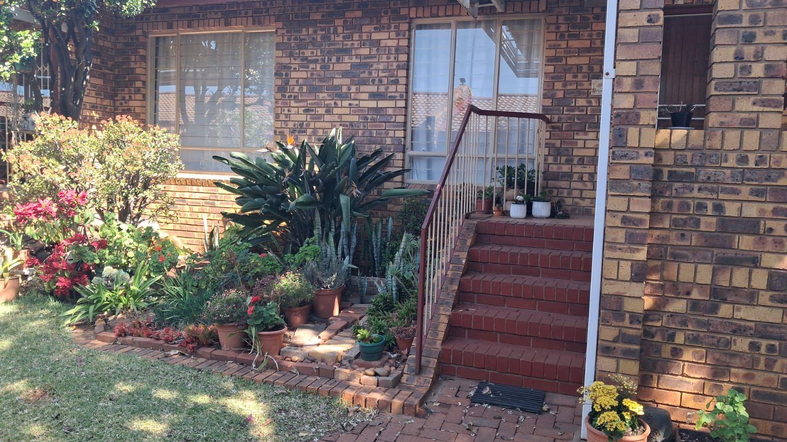 2 Bedroom Townhouse for sale in Amandasig - P24-116575334