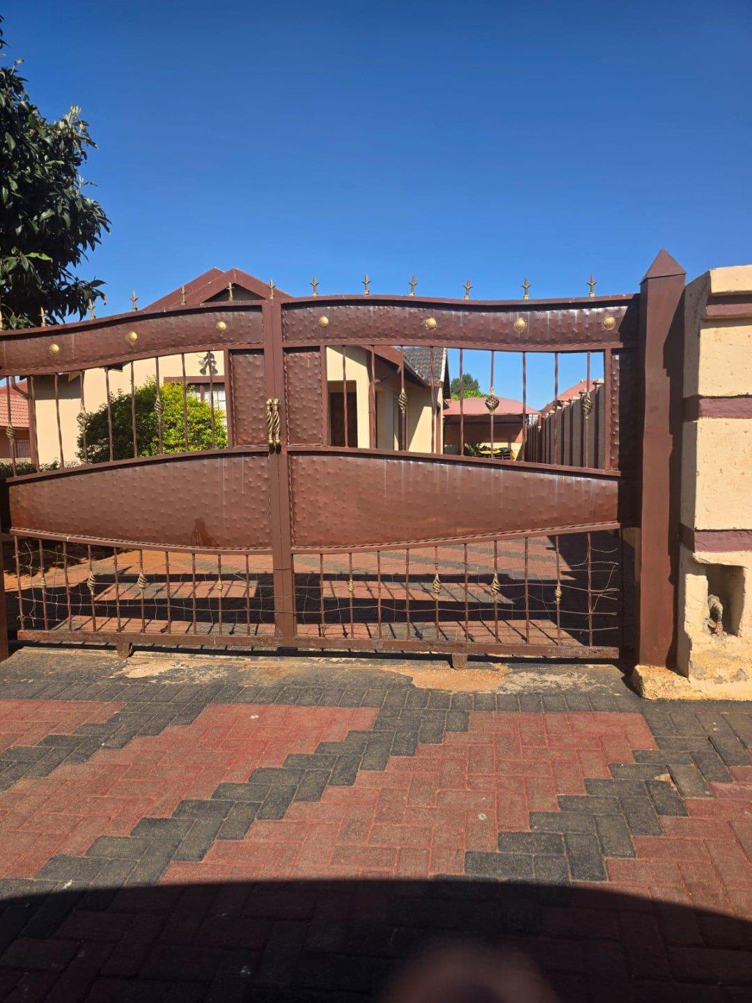 3 Bedroom House for sale in Tlhabane West - P24-116448293