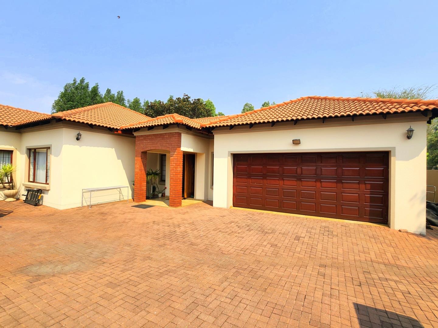 4 Bedroom House for sale in Midfield Estate - P24-116450014