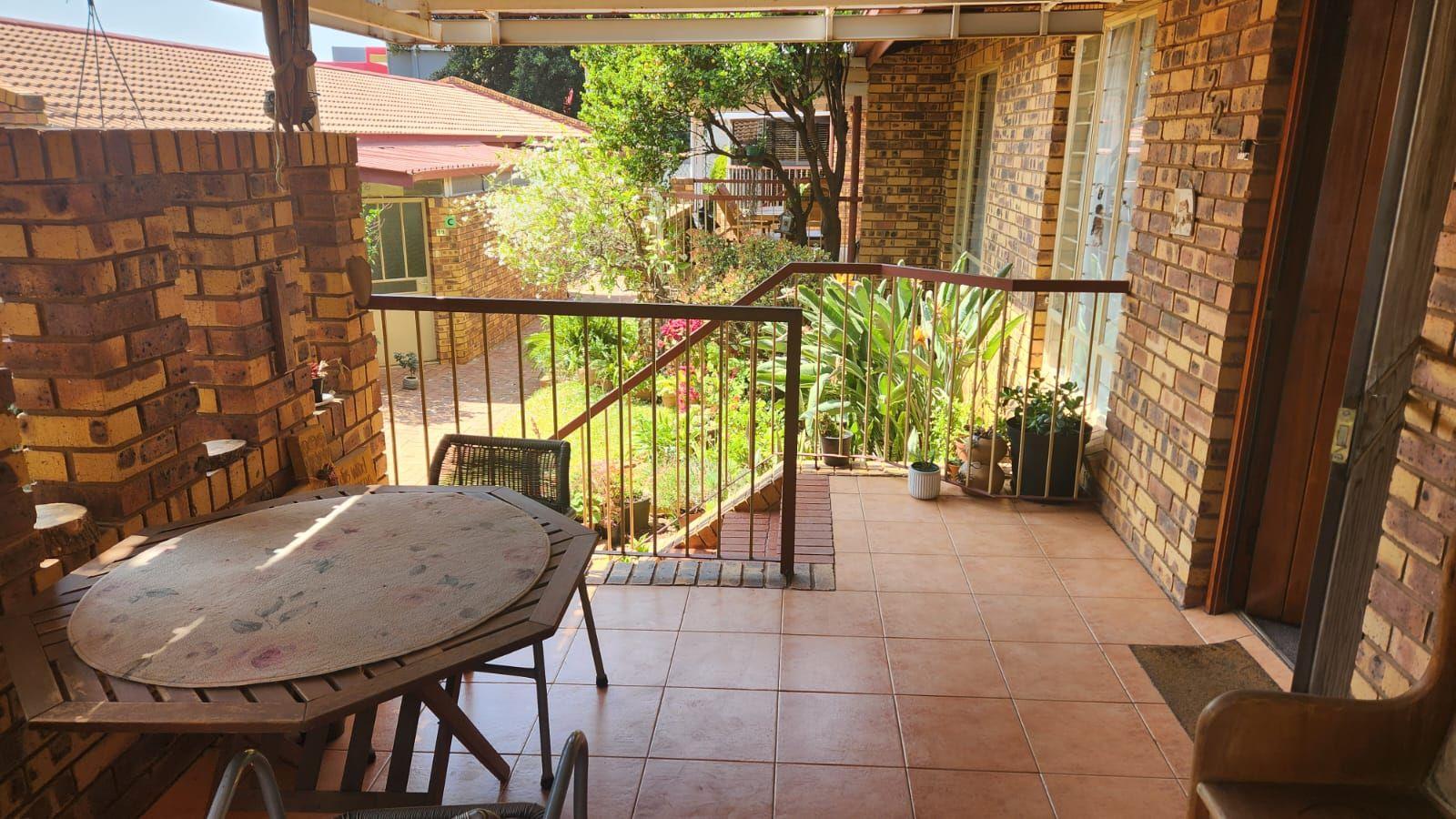 2 Bedroom Townhouse for sale in Amandasig - P24-116446692