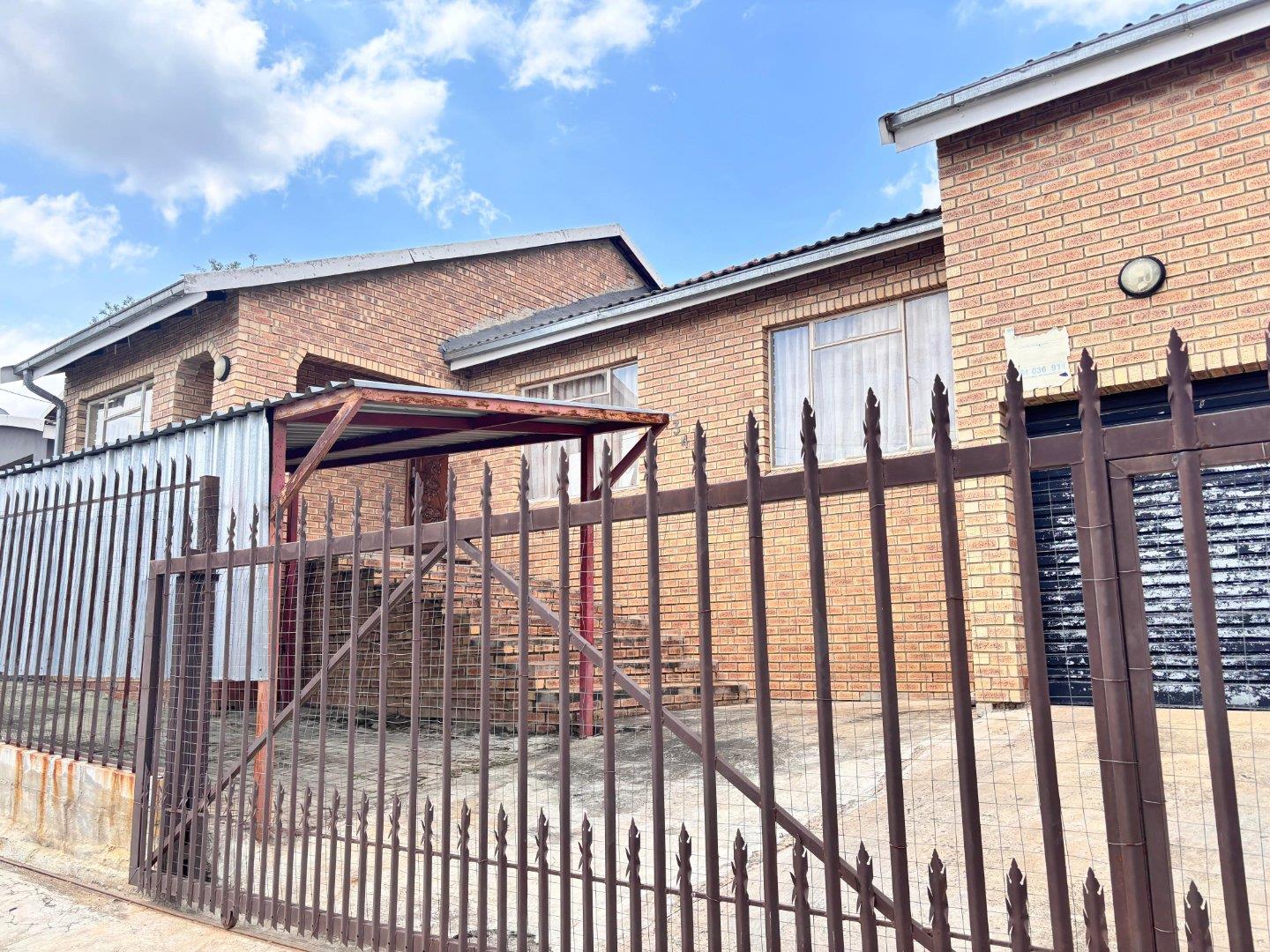 3 Bedroom House for sale in Steadville - P24-116455311