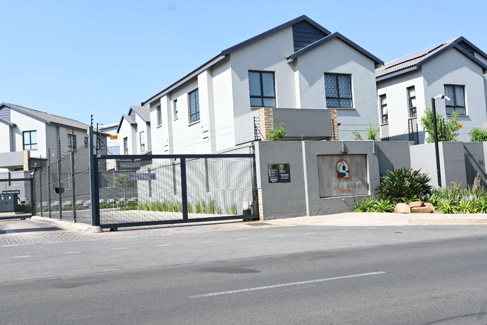 3 Bedroom Townhouse for sale in Witkoppen - P24-116461553