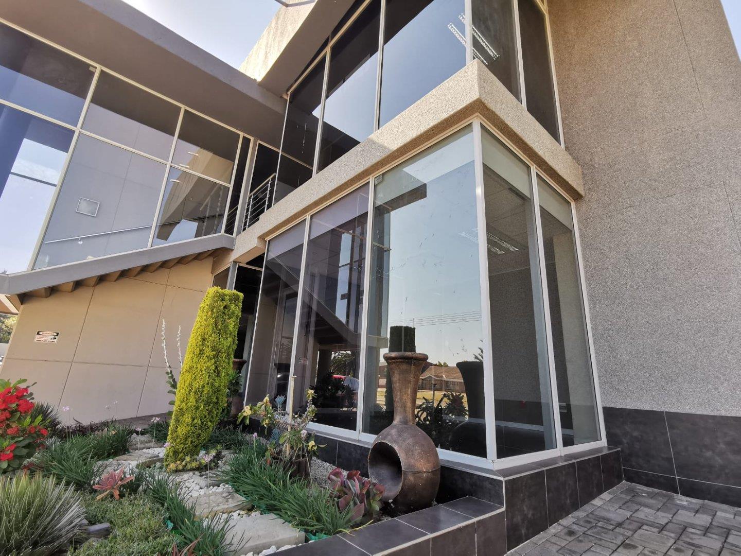 Commercial property to rent in Flamwood - P24-116463869